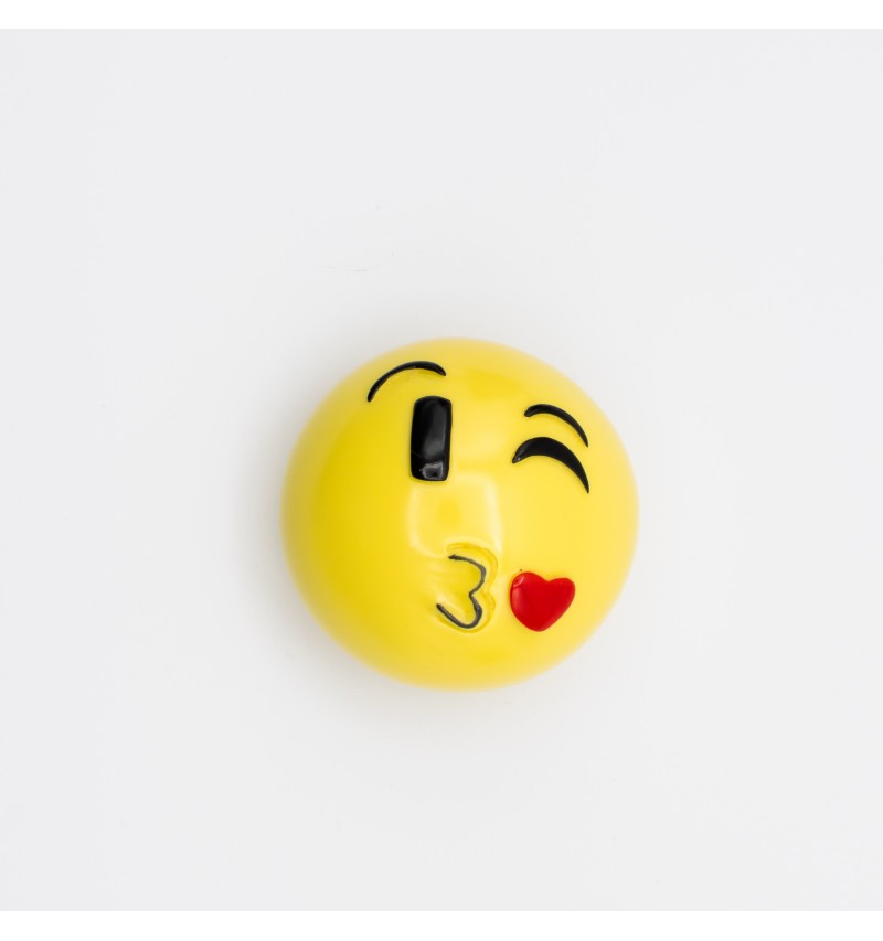 Faccina Emoji sfera piatta con occhietto, bacio e cuoricino