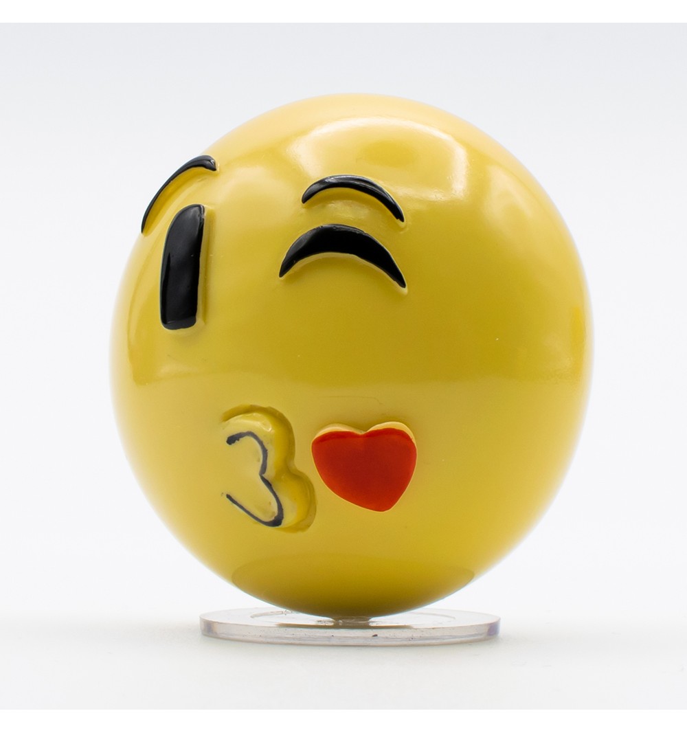 Faccina Emoji in piedi con smile, bacio e cuoricino