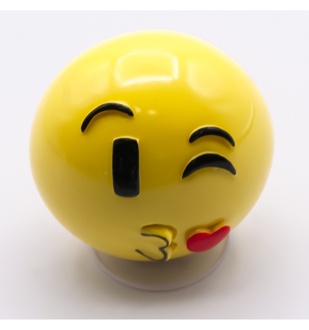 Faccina Emoji in piedi con smile, bacio e cuoricino