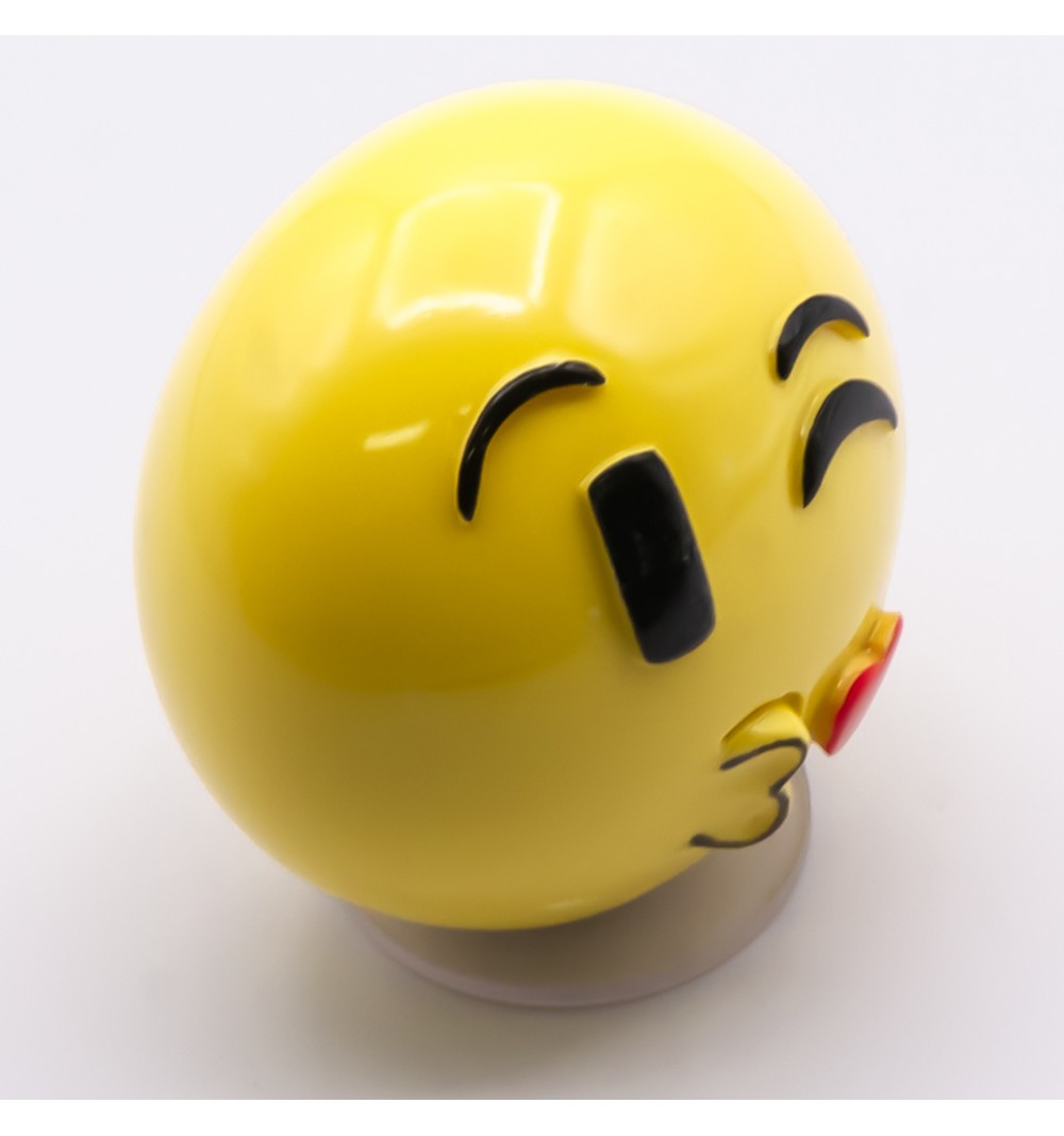 Faccina Emoji in piedi con smile, bacio e cuoricino